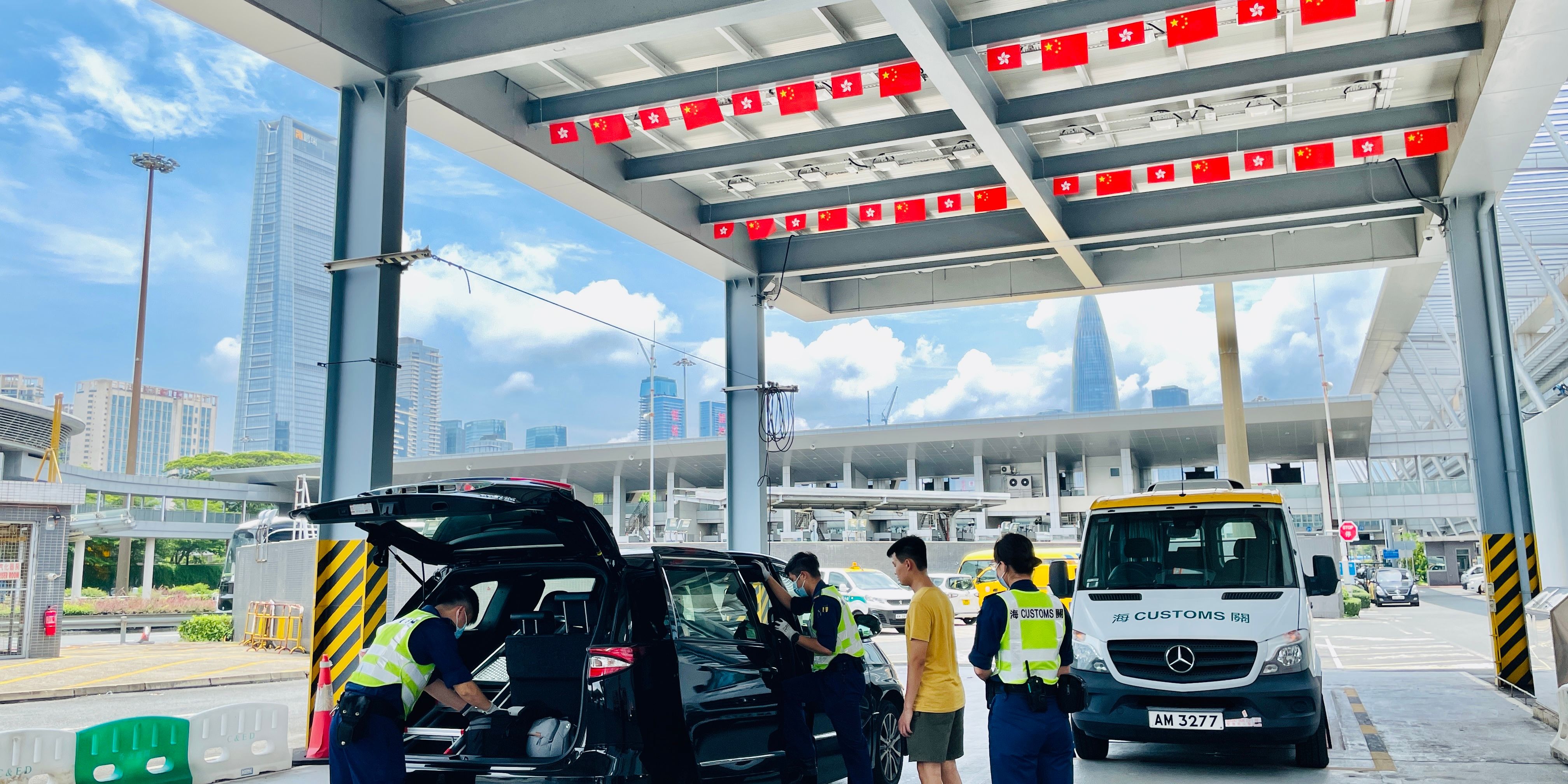 Customs News- Customs Offices Fly Flags to Celebrate 26th Anniversary of Hong Kong's Return to ...